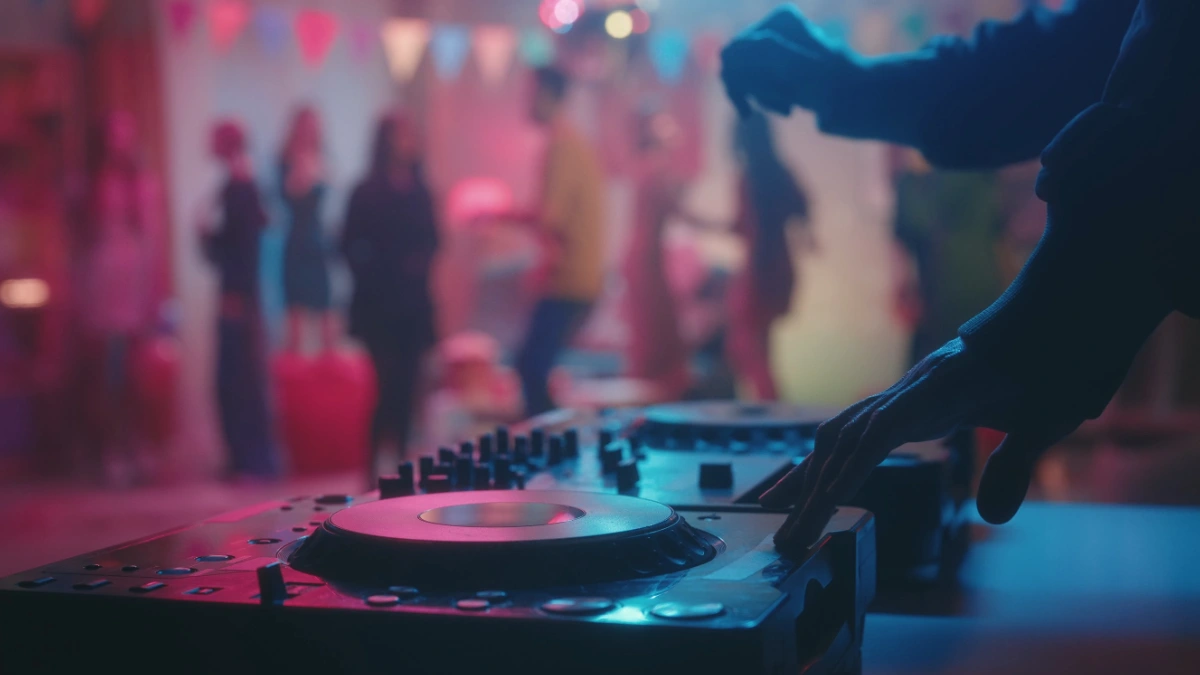 How to Read a Crowd as a DJ | Clubs, Festivals & Events